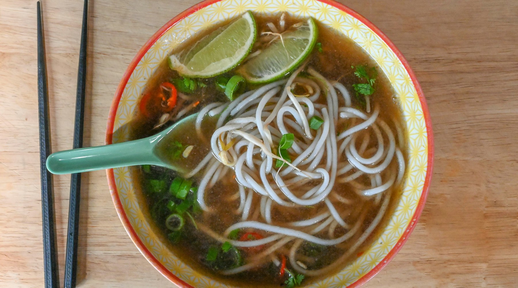 Vietnamesisk Pho suppe - Biffsuppe med nudler | Gladkokken Vietnamesisk Pho suppe - Biffsuppe med nudler | Gladkokken